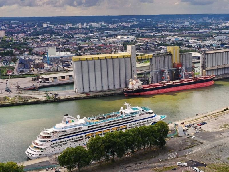 Portuaire - Sur les quais du port de Rouen, des paquebots et cargos ...
