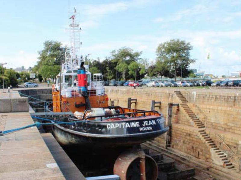 Un remorqueur dans la forme de radoub (CMO) - Informations de la ...